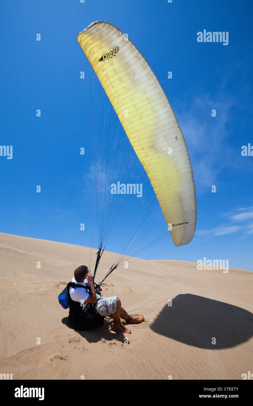 Paragliding über Dünen der Namib-Wüste, Long Beach, Swakopmund, Namibia ...