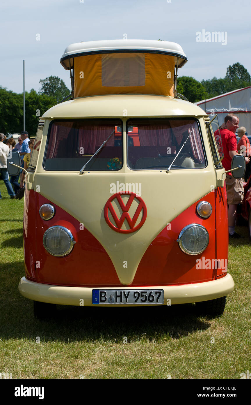 Minibus Volkswagen Transporter, T2 - Typ 2 Stockfotografie - Alamy