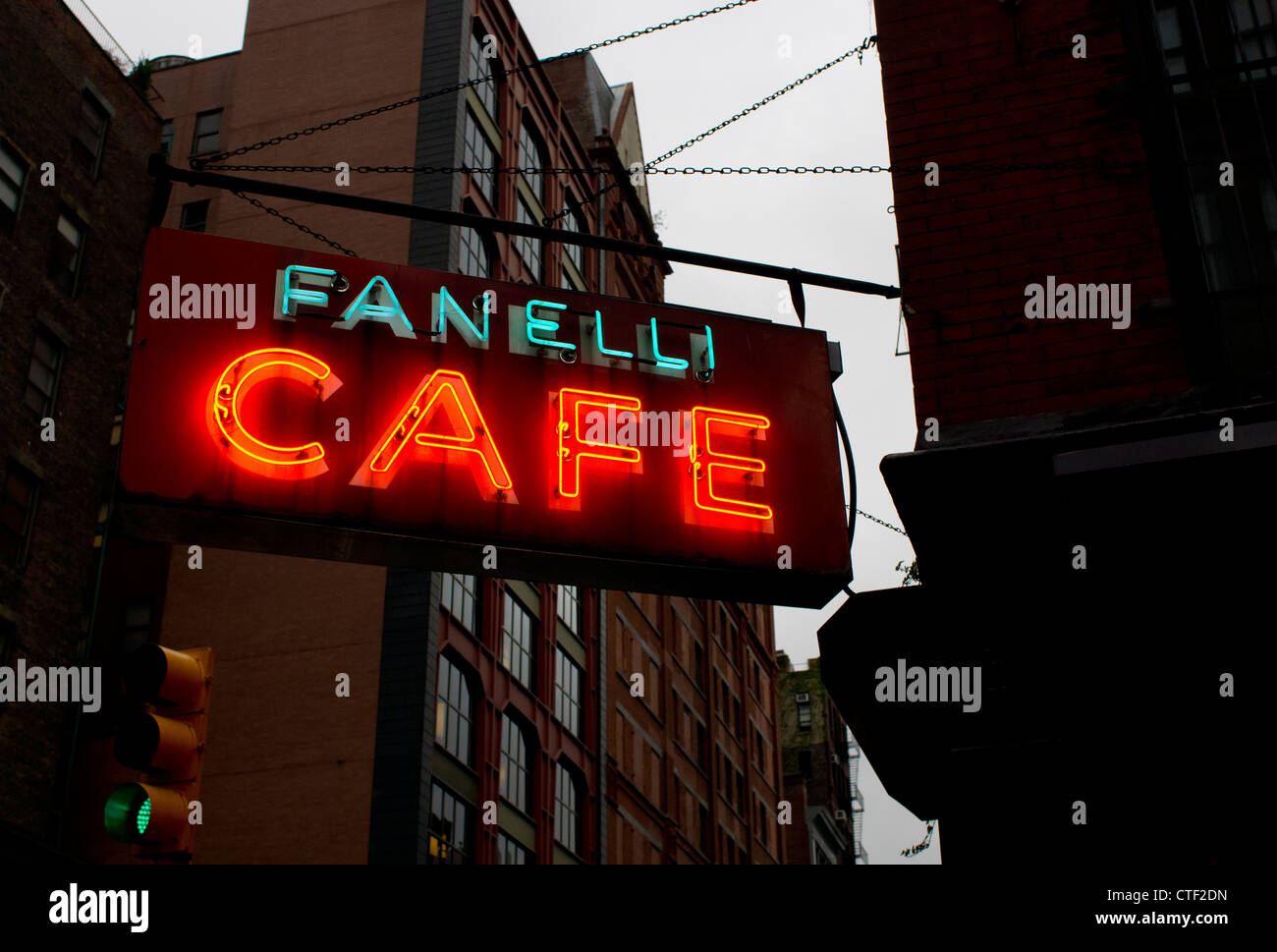 Neon-Schild außerhalb Fanelli Cafe in Soho, New York City ...