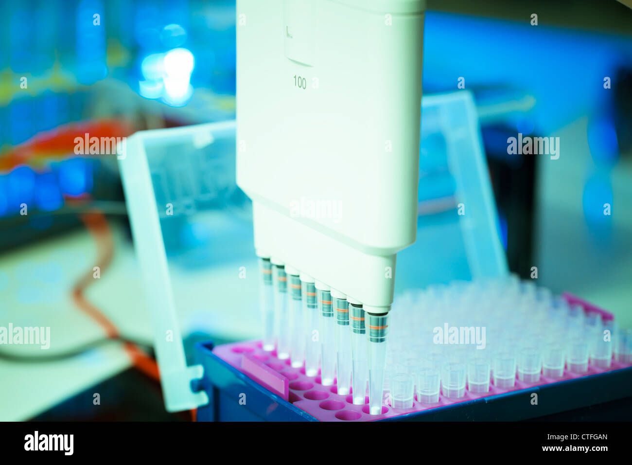 Multiwell probenteller -Fotos und -Bildmaterial in hoher Auflösung – Alamy