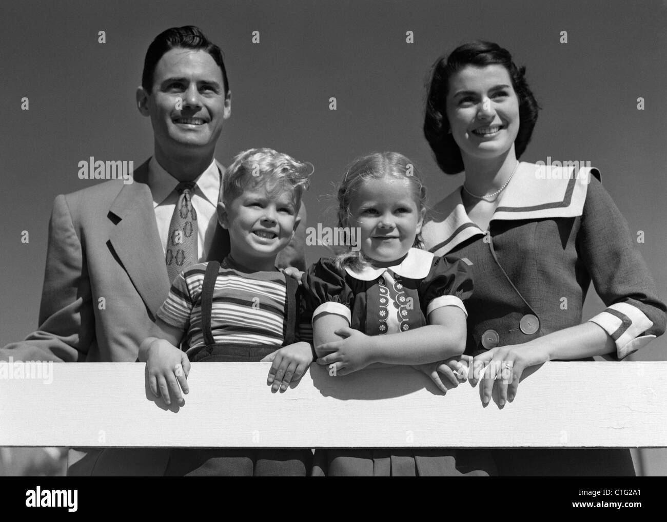 1950ER JAHRE PORTRAIT LÄCHELND FAMILIE VATER MUTTER TOCHTER SOHN ... 1950ER JAHRE PORTRAIT LÄCHELND FAMILIE VATER MUTTER TOCHTER SOHN ...