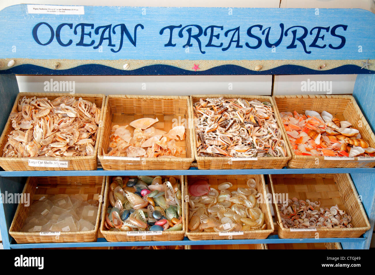 Souvenirs gifts bazaar -Fotos und -Bildmaterial in hoher Auflösung – Alamy