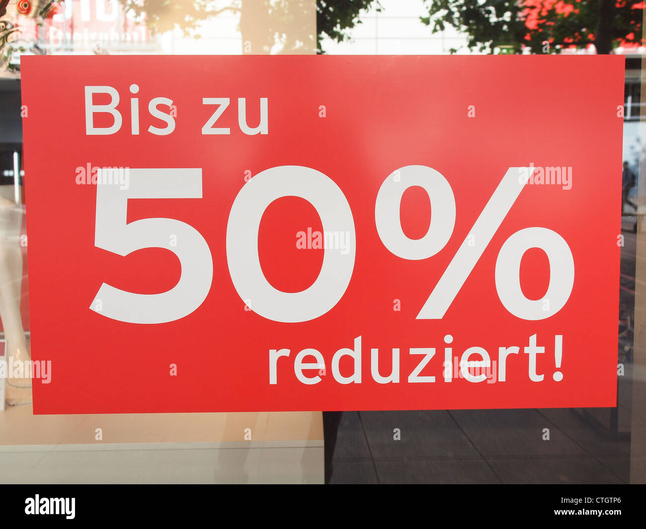 Rotes verkaufsschild -Fotos und -Bildmaterial in hoher Auflösung – Alamy