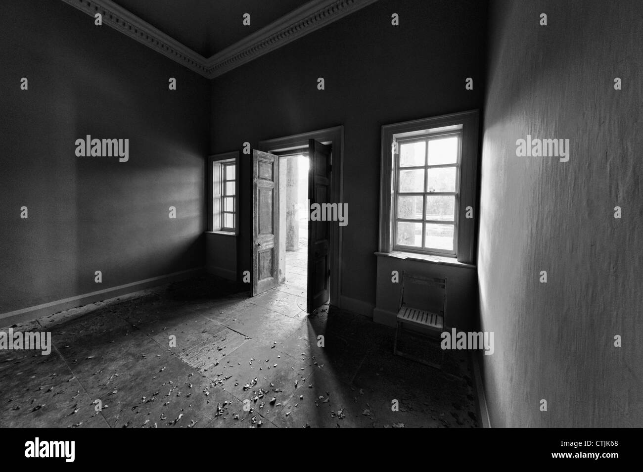 Licht in einem dunklen Raum durch eine offene Tür; North Yorkshire ...