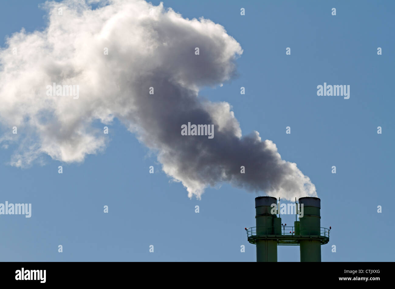 Rauchende schlote -Fotos und -Bildmaterial in hoher Auflösung – Alamy