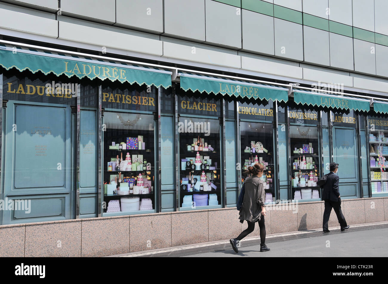 Laduree schaufenster -Fotos und -Bildmaterial in hoher Auflösung – Alamy