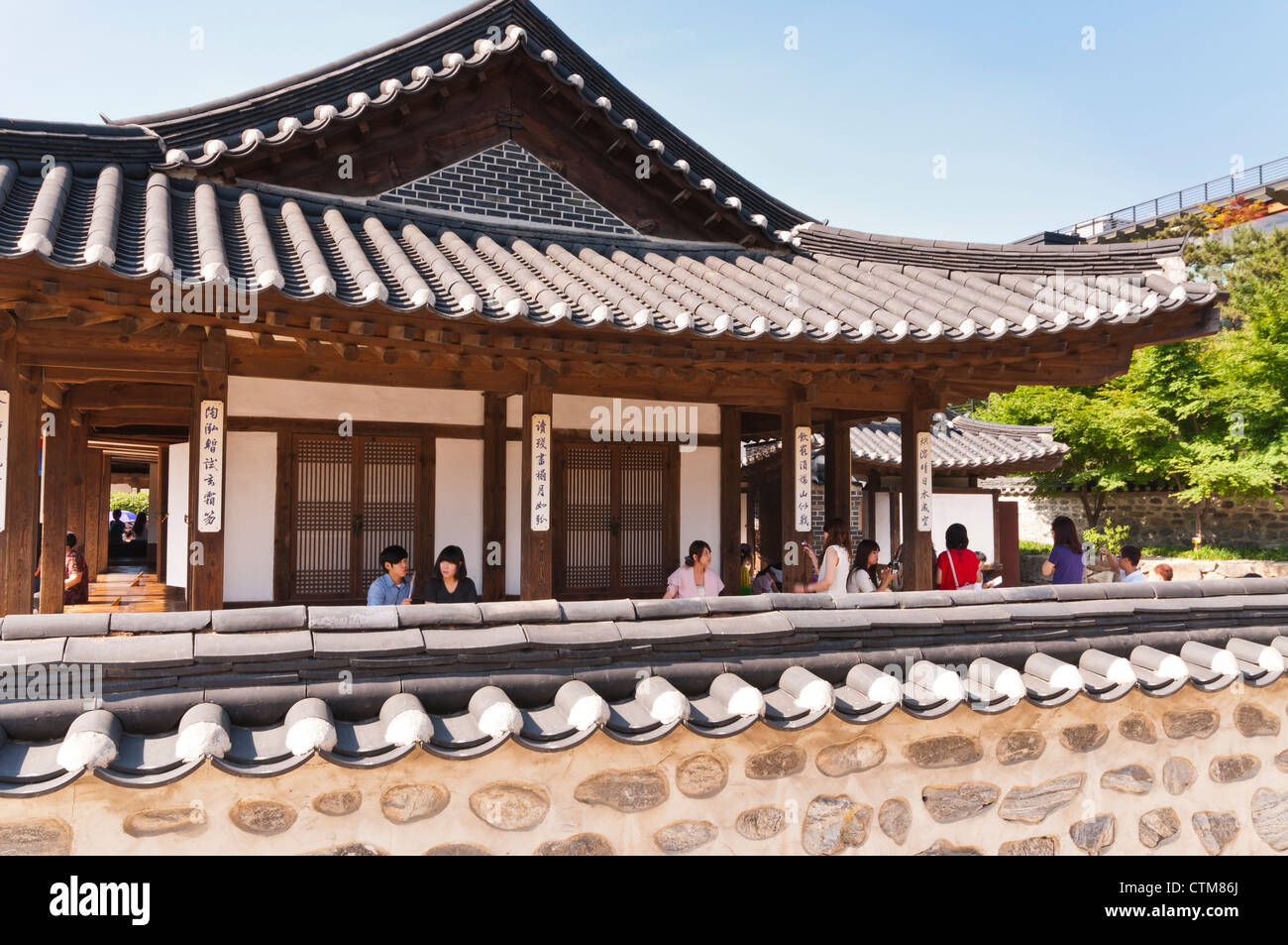 Tetto di tegole hanok -Fotos und -Bildmaterial in hoher Auflösung – Alamy