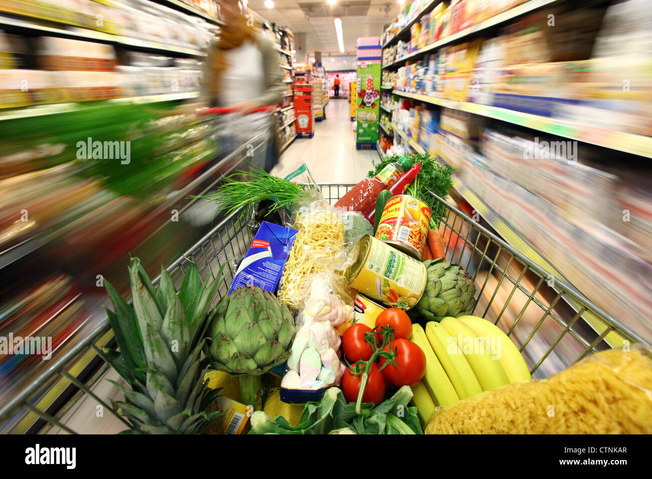 Essen Halle, voller Einkaufswagen wird durch einen Flur mit mehreren ...