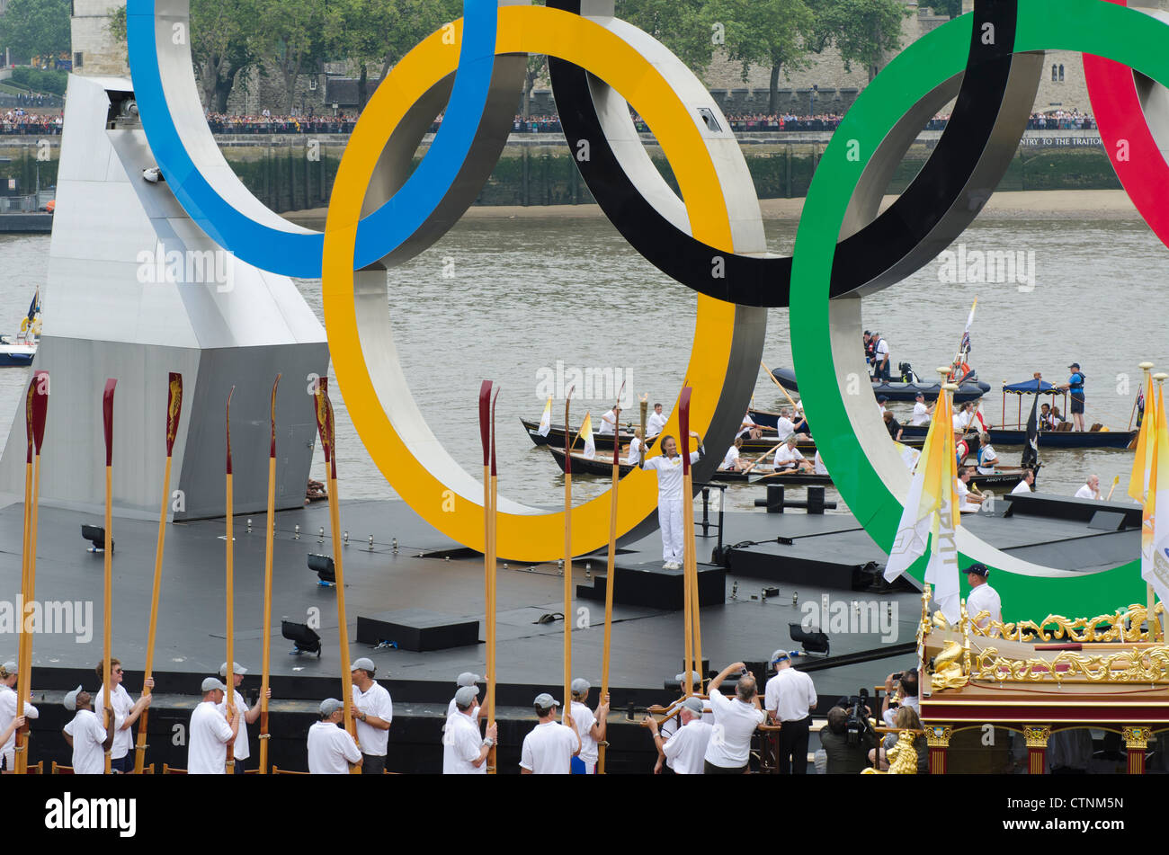 Amber Charles hebt Olympische Fackel auf Ponton, nachdem die Gloriana ...