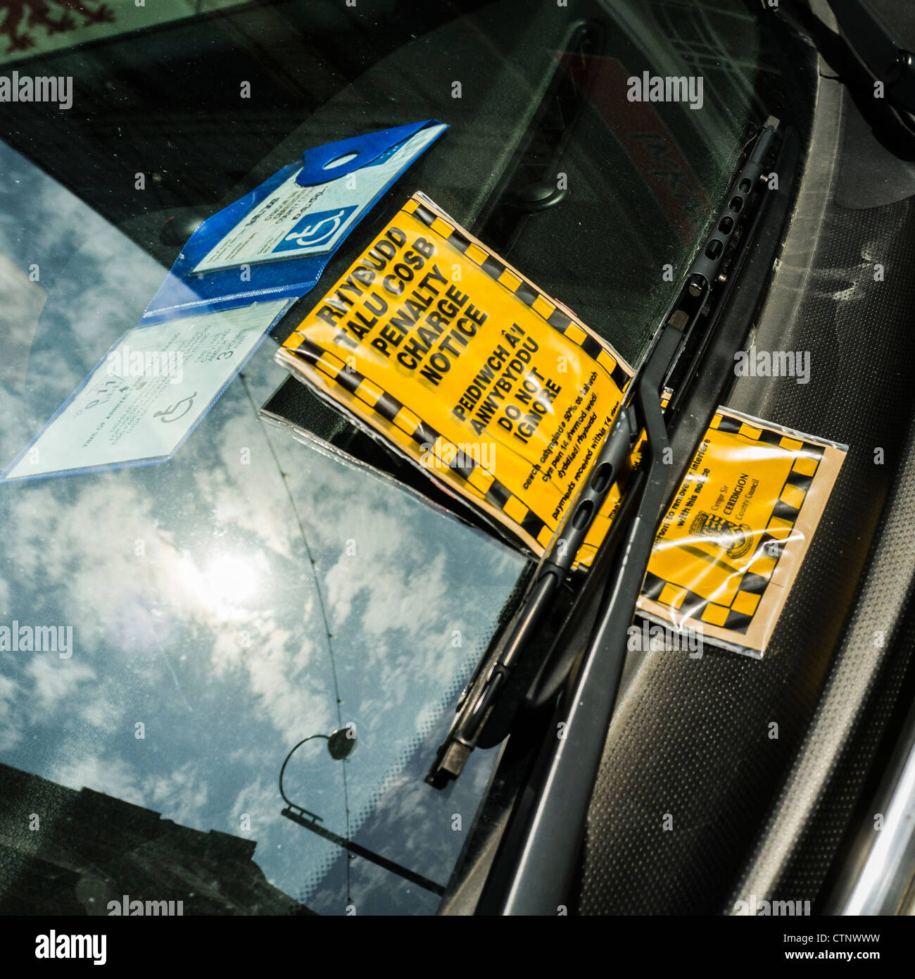 E auto aufladen -Fotos und -Bildmaterial in hoher Auflösung – Alamy
