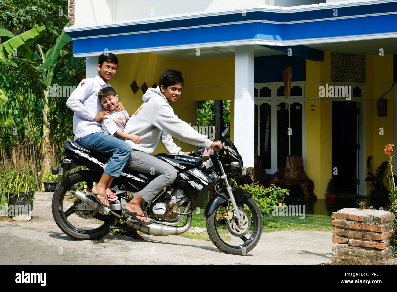 Zwei sozius passagier -Fotos und -Bildmaterial in hoher Auflösung – Alamy