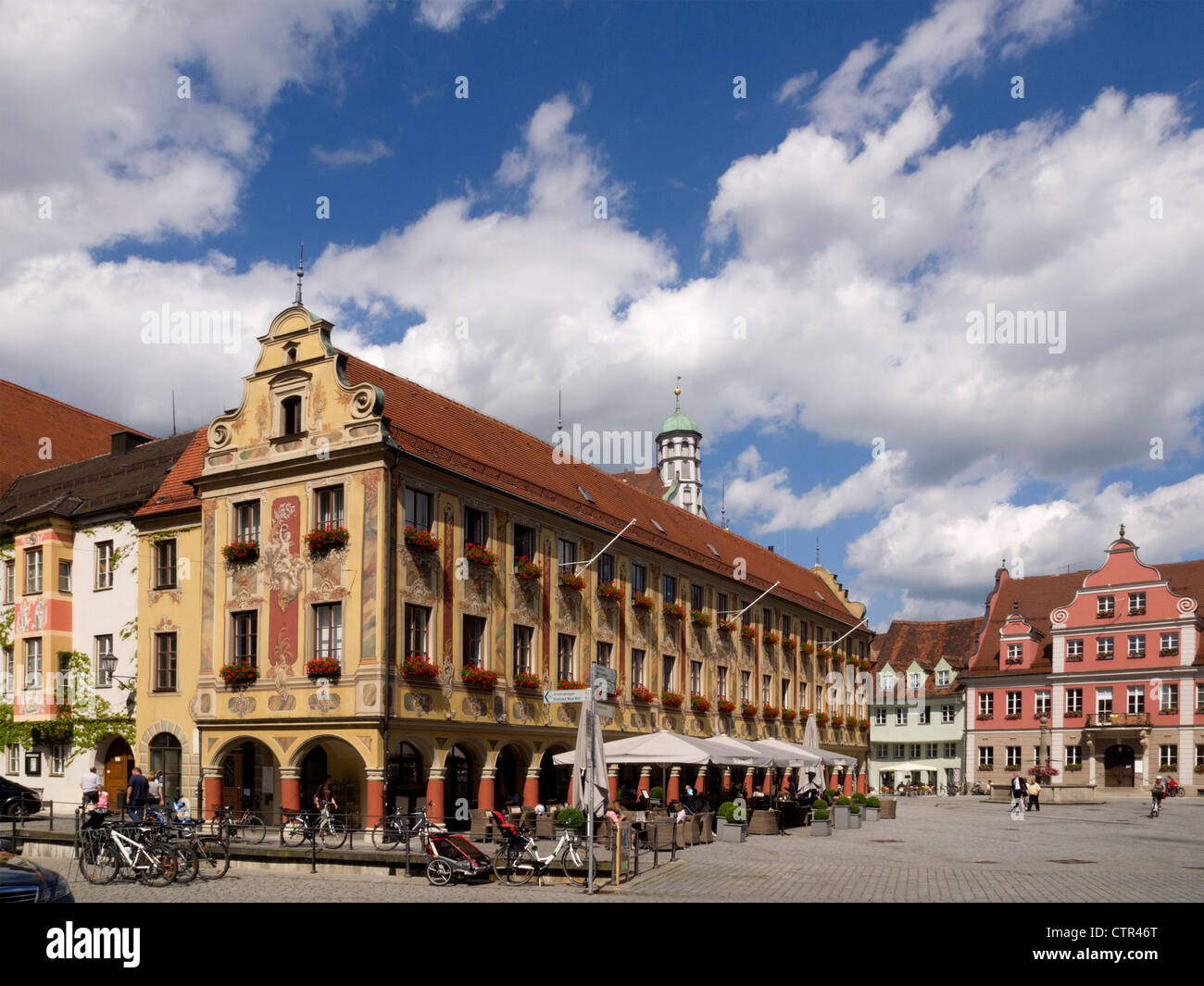 Marketplatz mit Grosszunft und Rathaus Gebäude in Memmingen Stadt ...