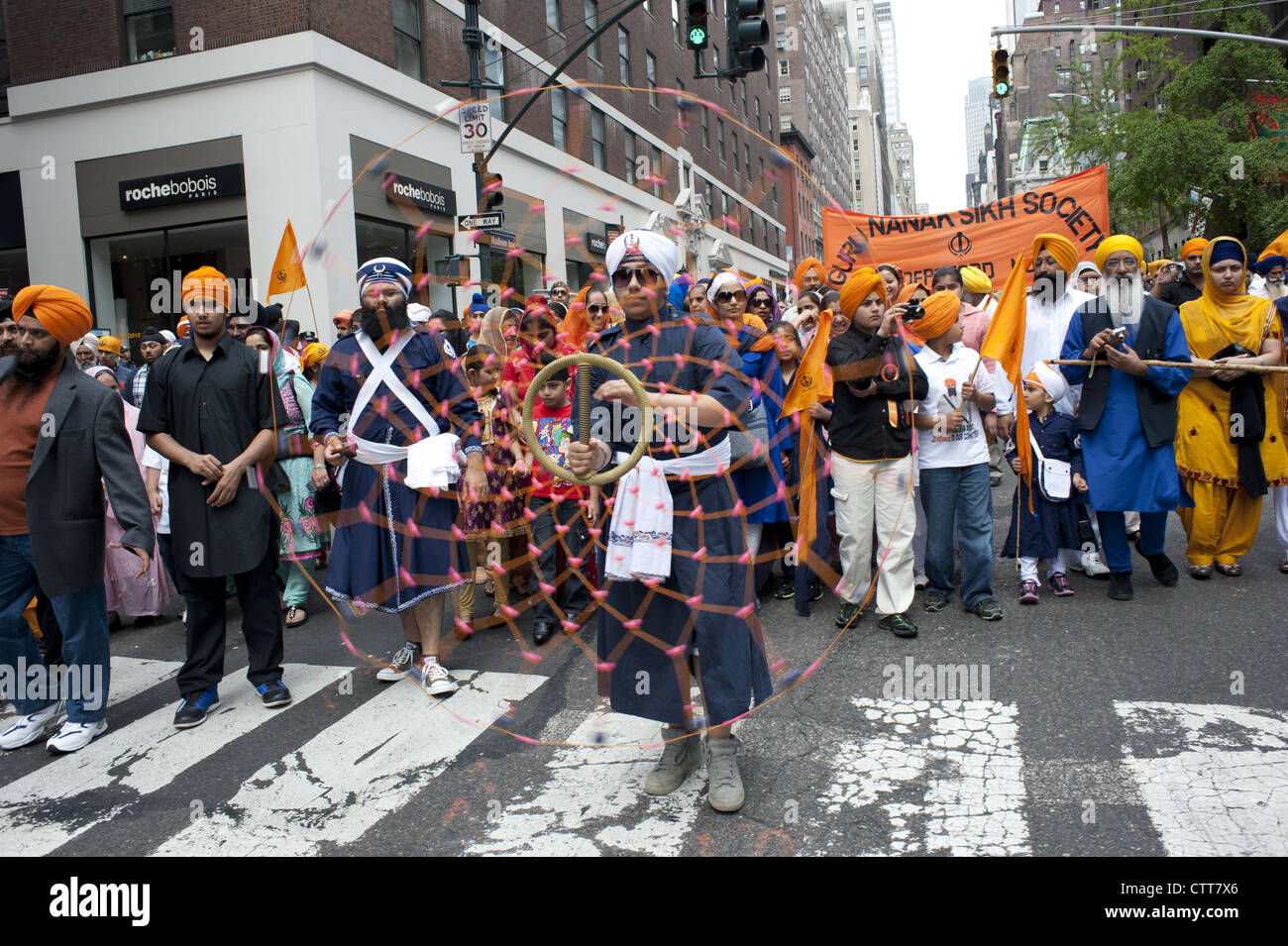 Demonstration der Sikh Kampfkunst des Gatka auf 25. jährliche Sikh Day Parade auf der Madison ...