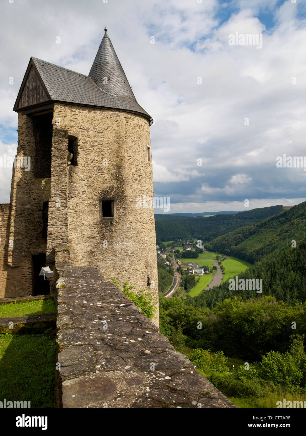 Turm der Burg Bourscheid mit typisch luxemburgische Landschaft im ...