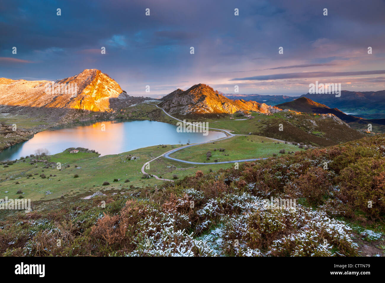 Enol lake covadonga asturias spain -Fotos und -Bildmaterial in hoher ...