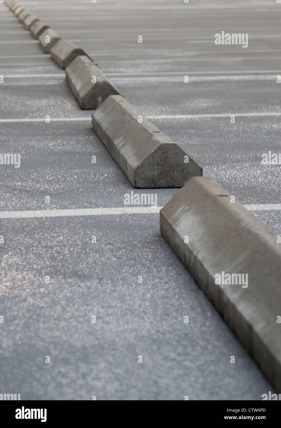 Concrete Parking Stopper Stockfotos und -bilder Kaufen - Alamy
