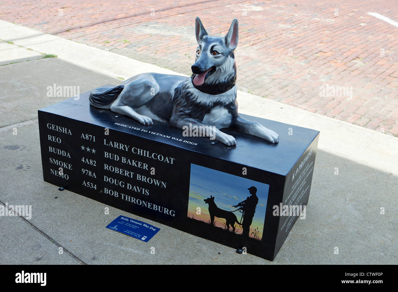 "Kelly, Vietnam Krieg Dog" Hund Skulptur von Pamela Kirkham auf dem ...