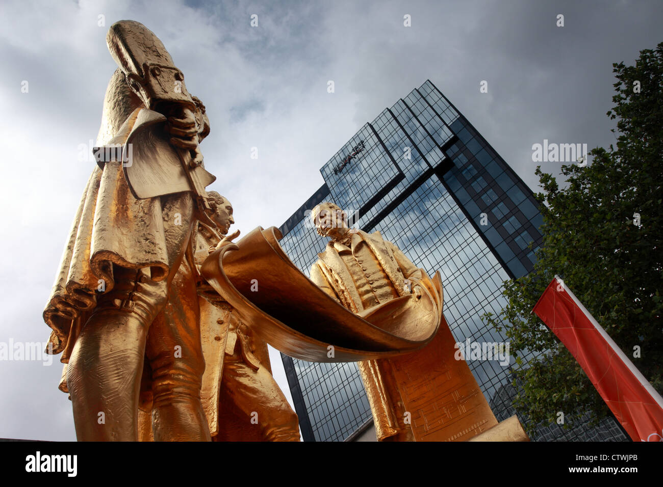 Die vergoldete Bronzestatue von Matthew Boulton, James Watt und William ...
