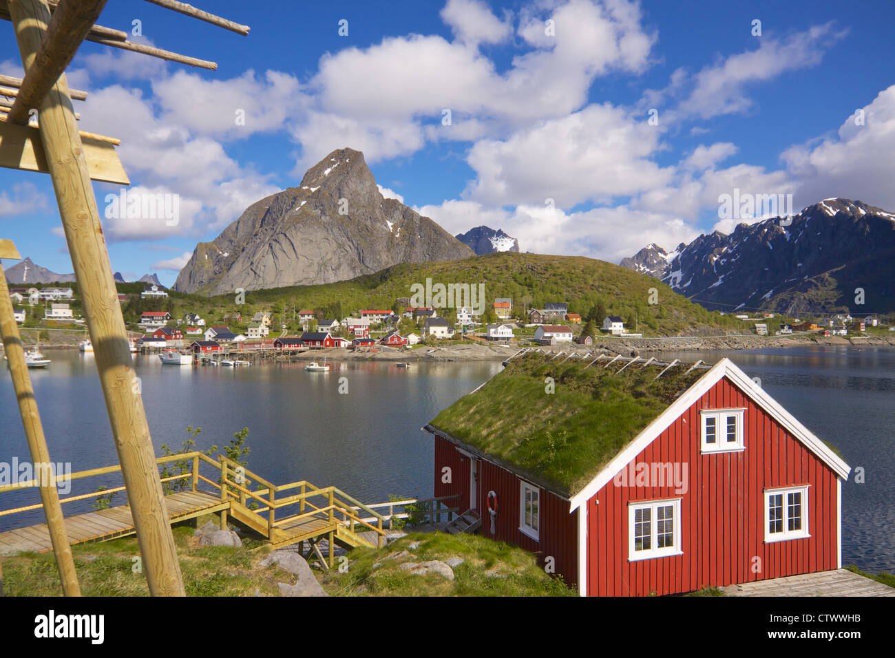 Typische rote Rorbu-Hütte mit Sod Dach in Stadt der Reine auf Lofoten ...