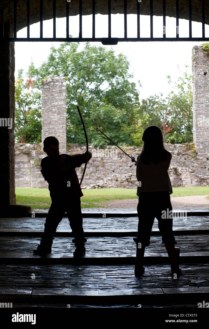 Kinder spielen im Berry Pomeroy Castle, Totnes, Devon, Arm, Pfeil ...