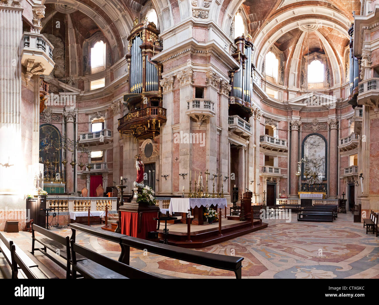 Hauptaltar und Querschiff der Basilika von Mafra Palast und Kloster in ...