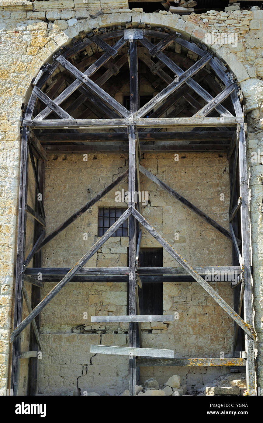 Holzkonstruktion, Bogen in mittelalterlichen Burg Château de Lavardens ...