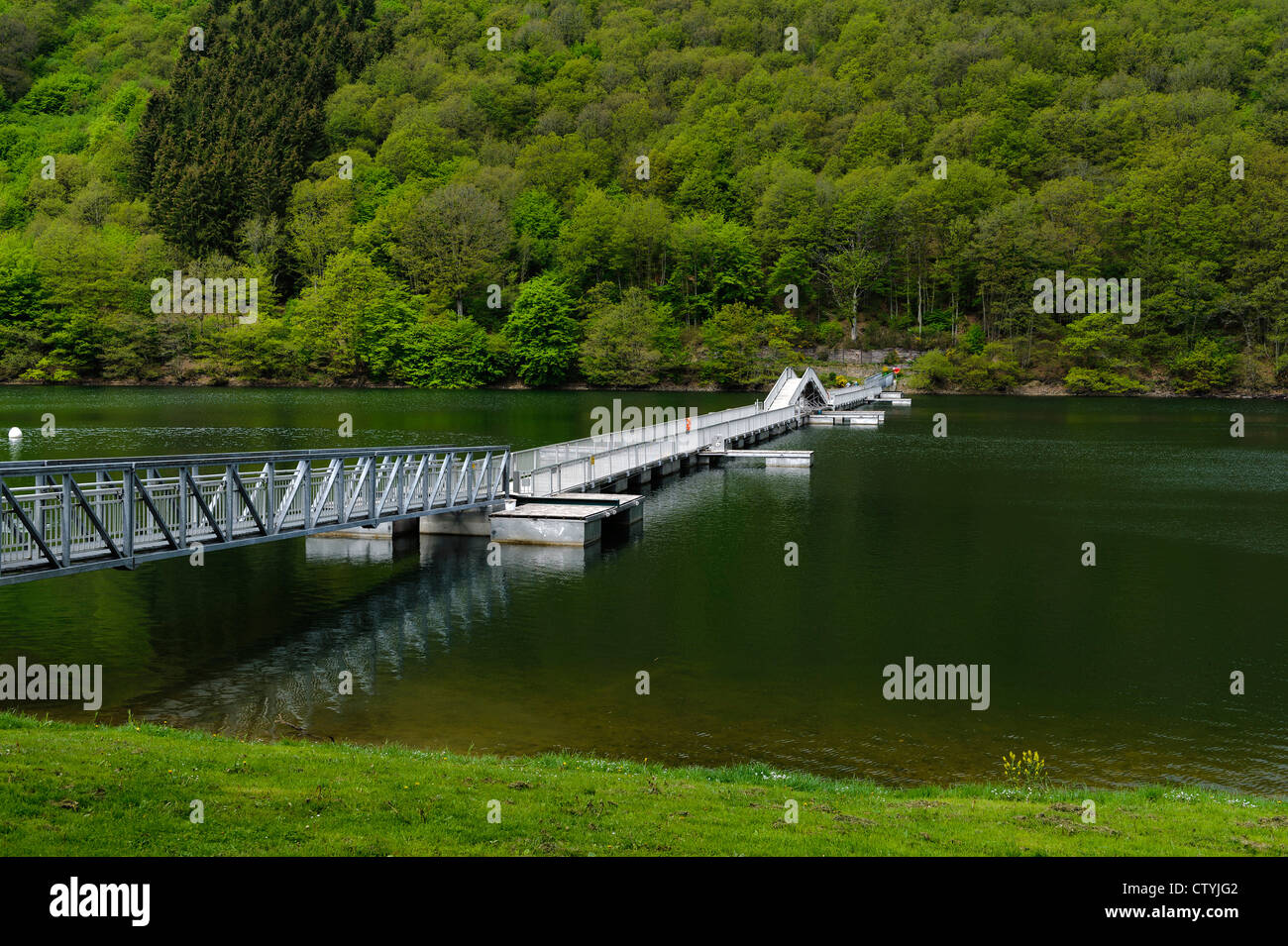 Fußgängerbrücke überqueren des Obersauer-Stausees in der Nähe von ...