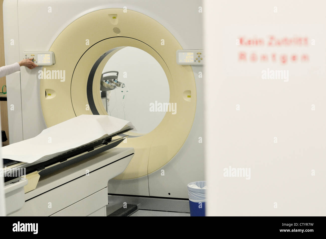 Full body scanner -Fotos und -Bildmaterial in hoher Auflösung – Alamy