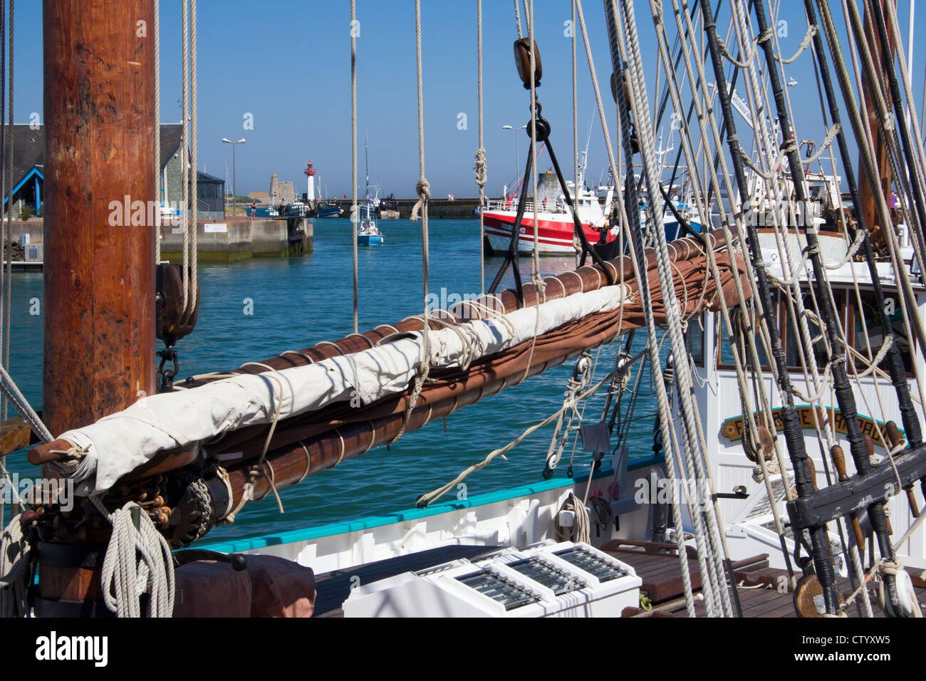 Takelage segelboot mast -Fotos und -Bildmaterial in hoher Auflösung ...