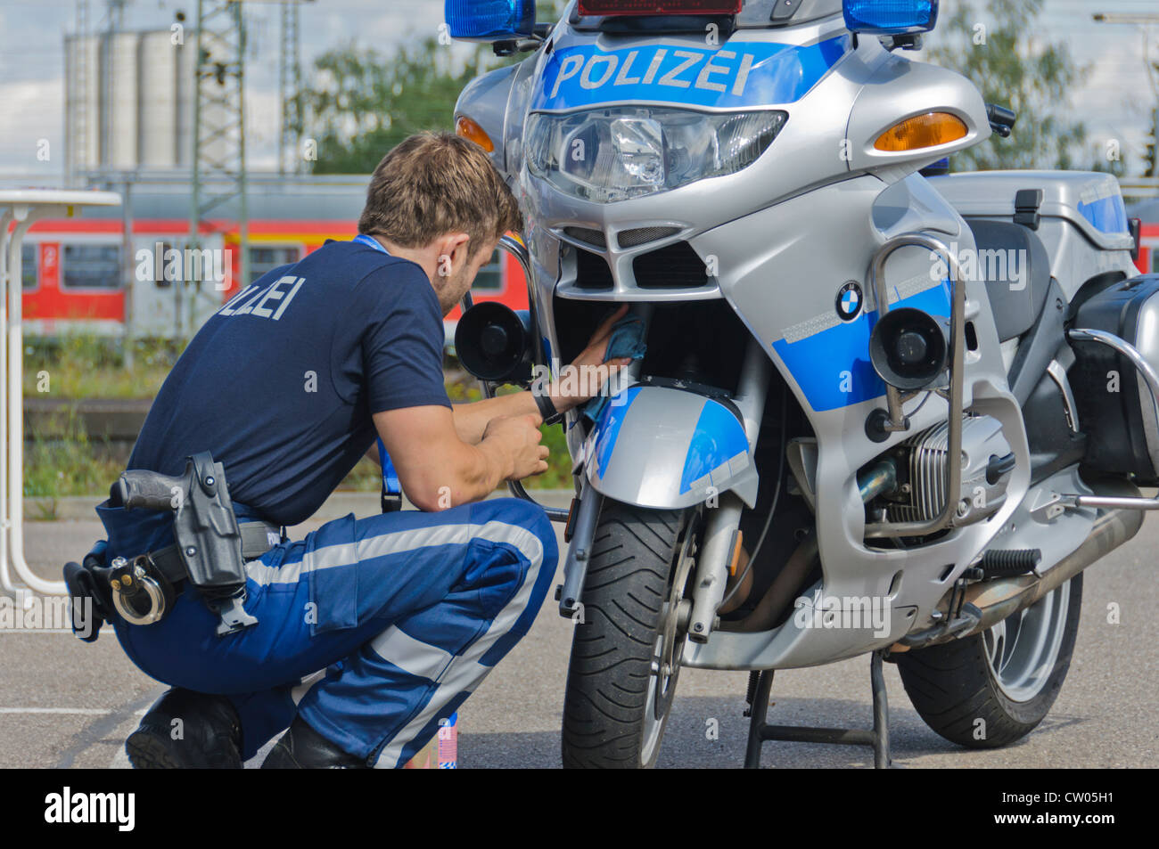 Deutscher Polizist reinigt seine BMW Police Patrol Motorrad - Heilbronn ...