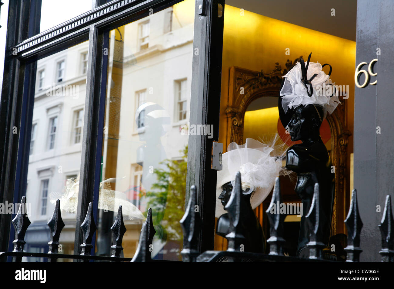 Philip treacy london -Fotos und -Bildmaterial in hoher Auflösung – Alamy