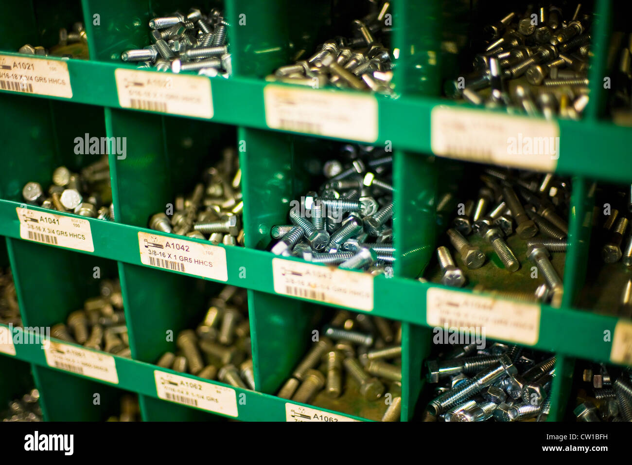 Schrauben und Muttern im Baumarkt Stockfotografie - Alamy