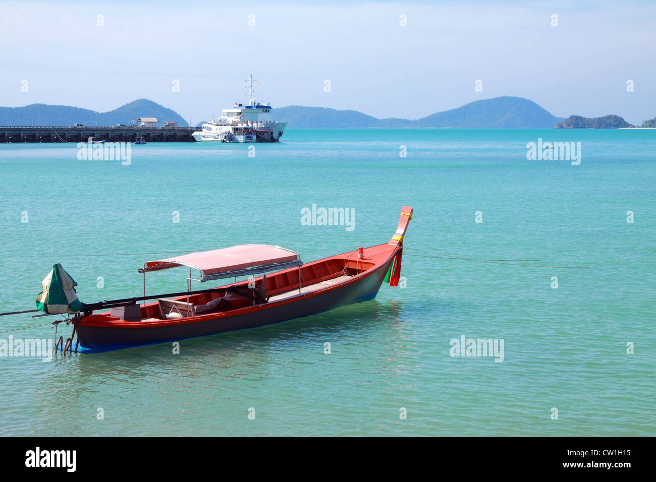Longtail-Boot am Strand von Phuket Aquarium in Cape Panwa Phuket mit ...