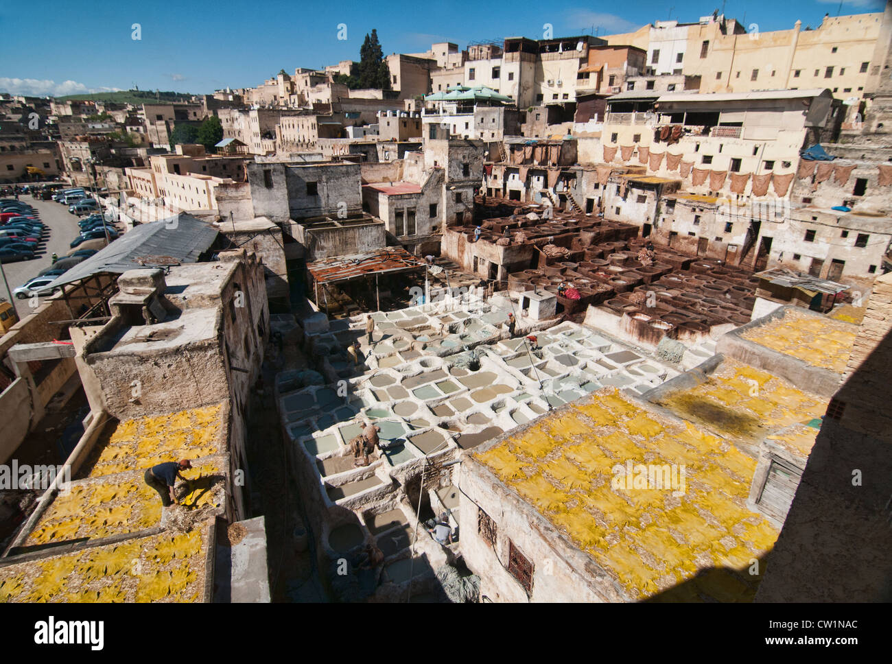 die tausend Jahre alte Leder Gerbereien in der alten Medina von Fes ...