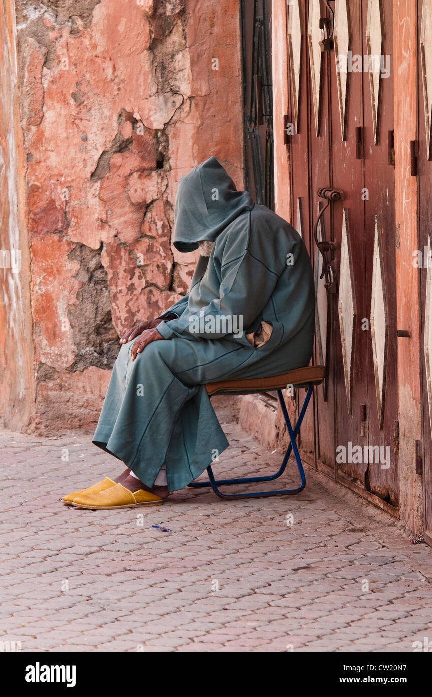 eine vermummte Gestalt in der alten Medina in Marrakesch, Marokko ...