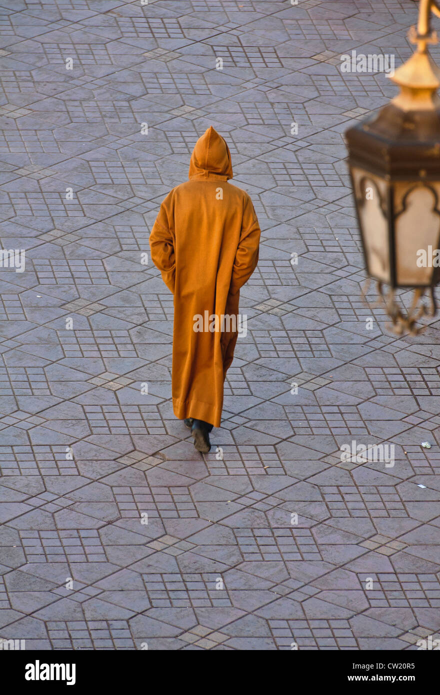 eine vermummte Gestalt in der alten Medina in Marrakesch, Marokko ...