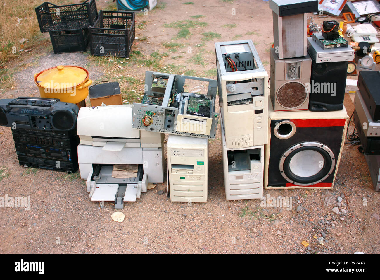 Alte Computer-Teile und elektronischen Müll in Flohmarkt ...