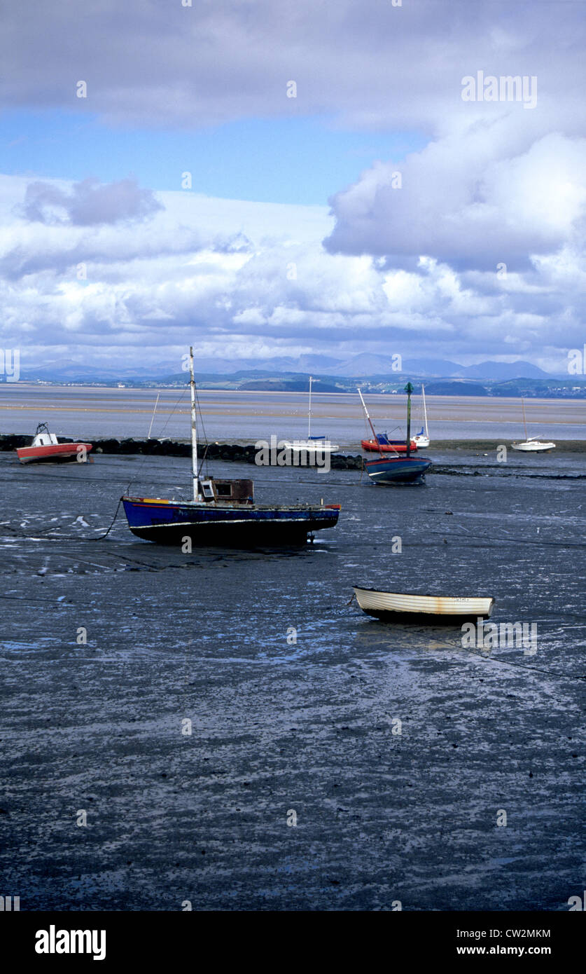 Bild zeigt Angelboote/Fischerboote auf das Wattenmeer an der Morecambe ...