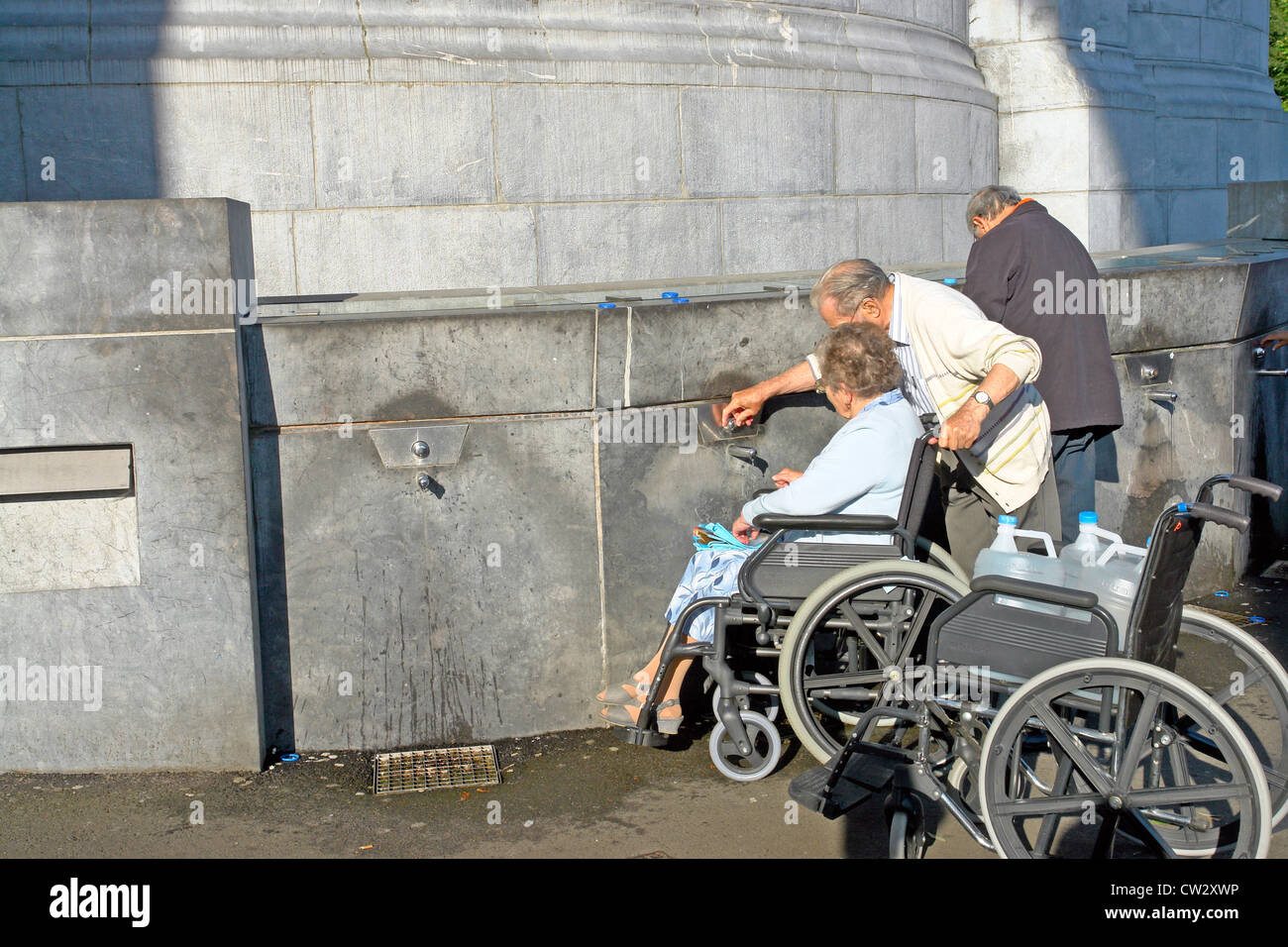 Wasser von lourdes -Fotos und -Bildmaterial in hoher Auflösung – Alamy