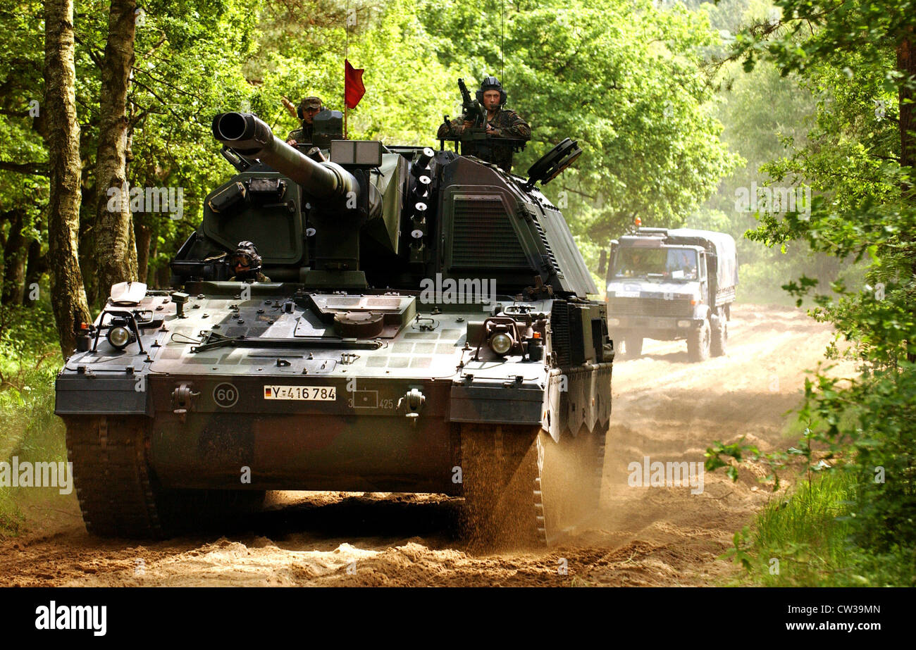 Truppenuebung der Bundeswehr, Haubitze 2000 Stockfotografie - Alamy