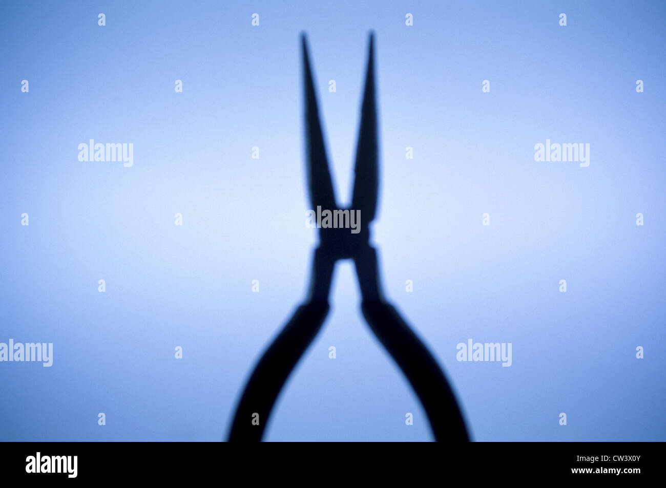 Mit einer zange -Fotos und -Bildmaterial in hoher Auflösung – Alamy