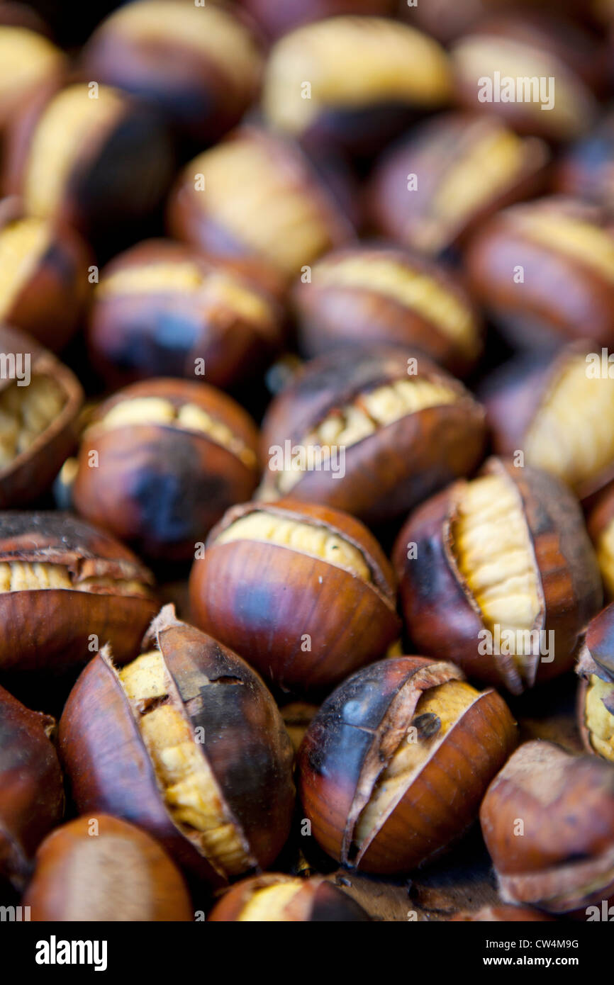 Maroni feuer braten -Fotos und -Bildmaterial in hoher Auflösung – Alamy