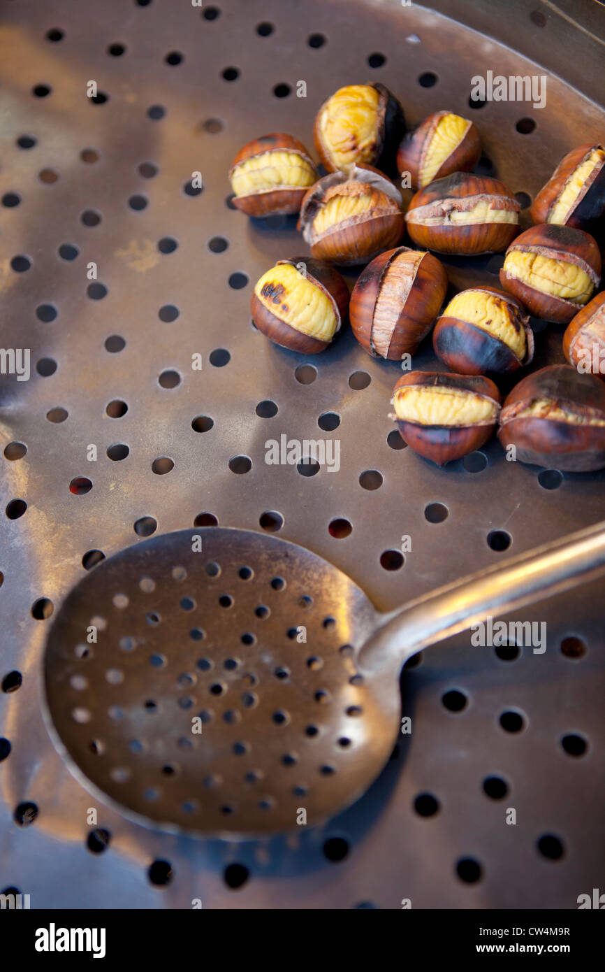 Maroni feuer braten -Fotos und -Bildmaterial in hoher Auflösung – Alamy