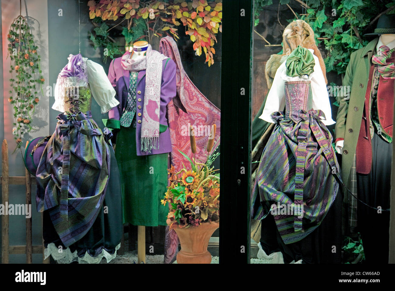 Salzburg, Österreich: Österreichische Trachten auf dem Display in einem ...