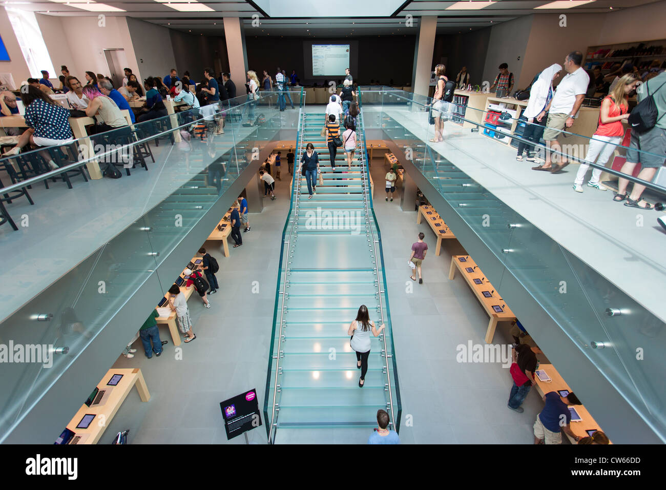 In einem neu renovierten Apple Store zeigt neues Design der eine ...