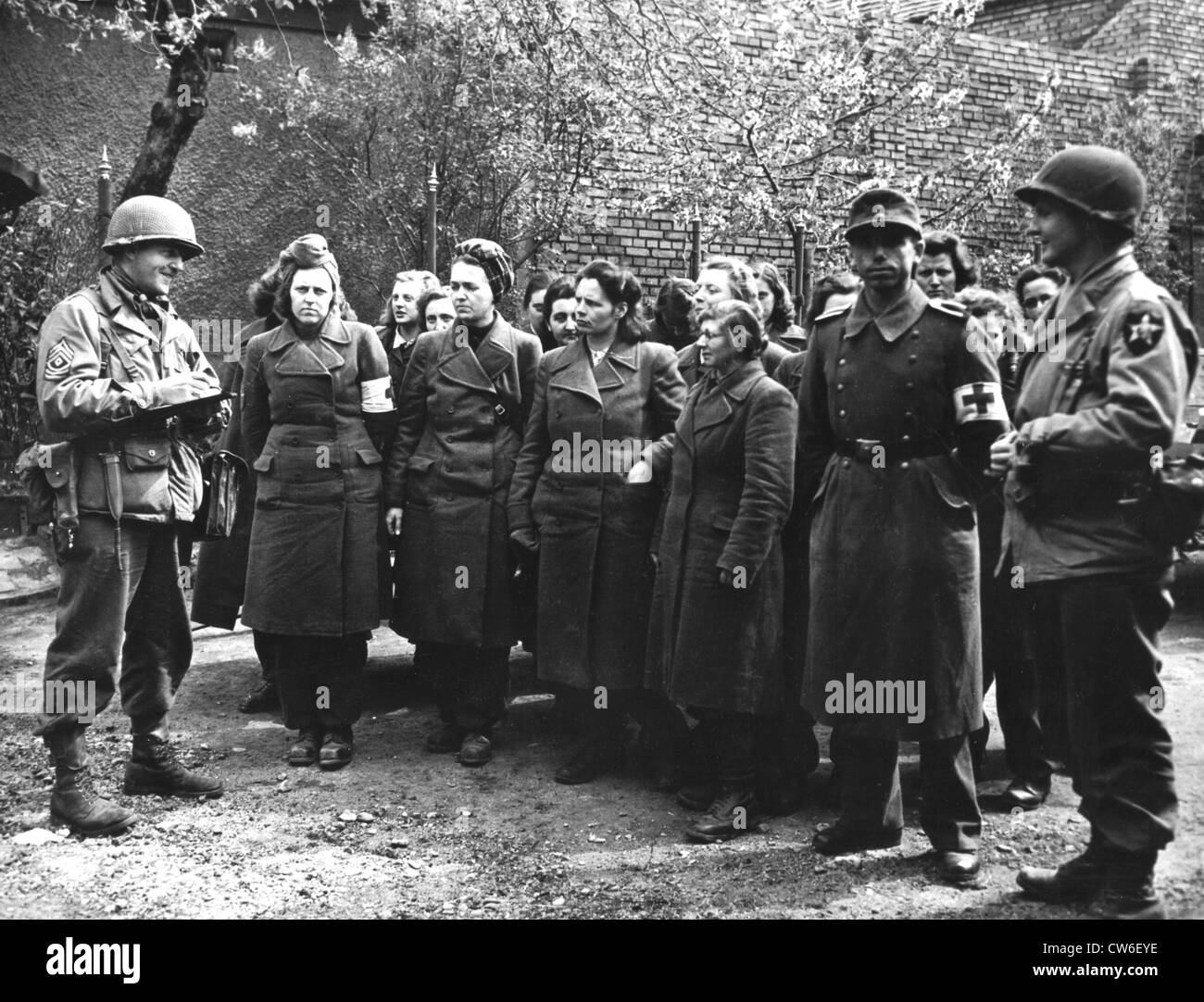Frauen Und Soldaten Deutsch Fotos Und Bildmaterial In Hoher Auflösung Alamy