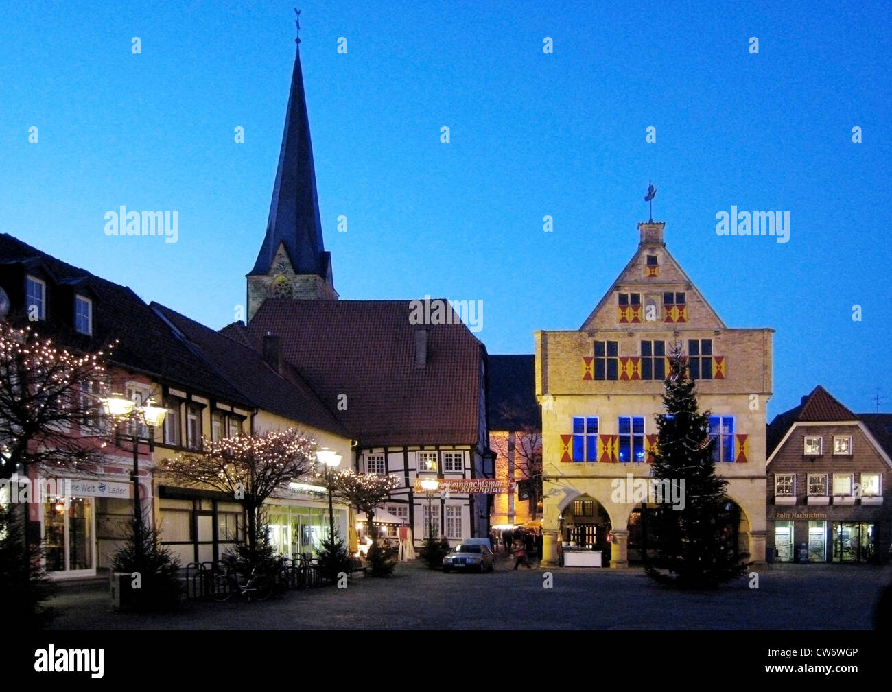 historische alte Stadt Werne mit alten Rathaus und Stadtpfarrkirche St ...