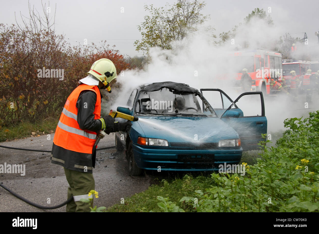 Ausbildung von Feuerwehr und Sanitäter bei einem Unfall mit einem ...