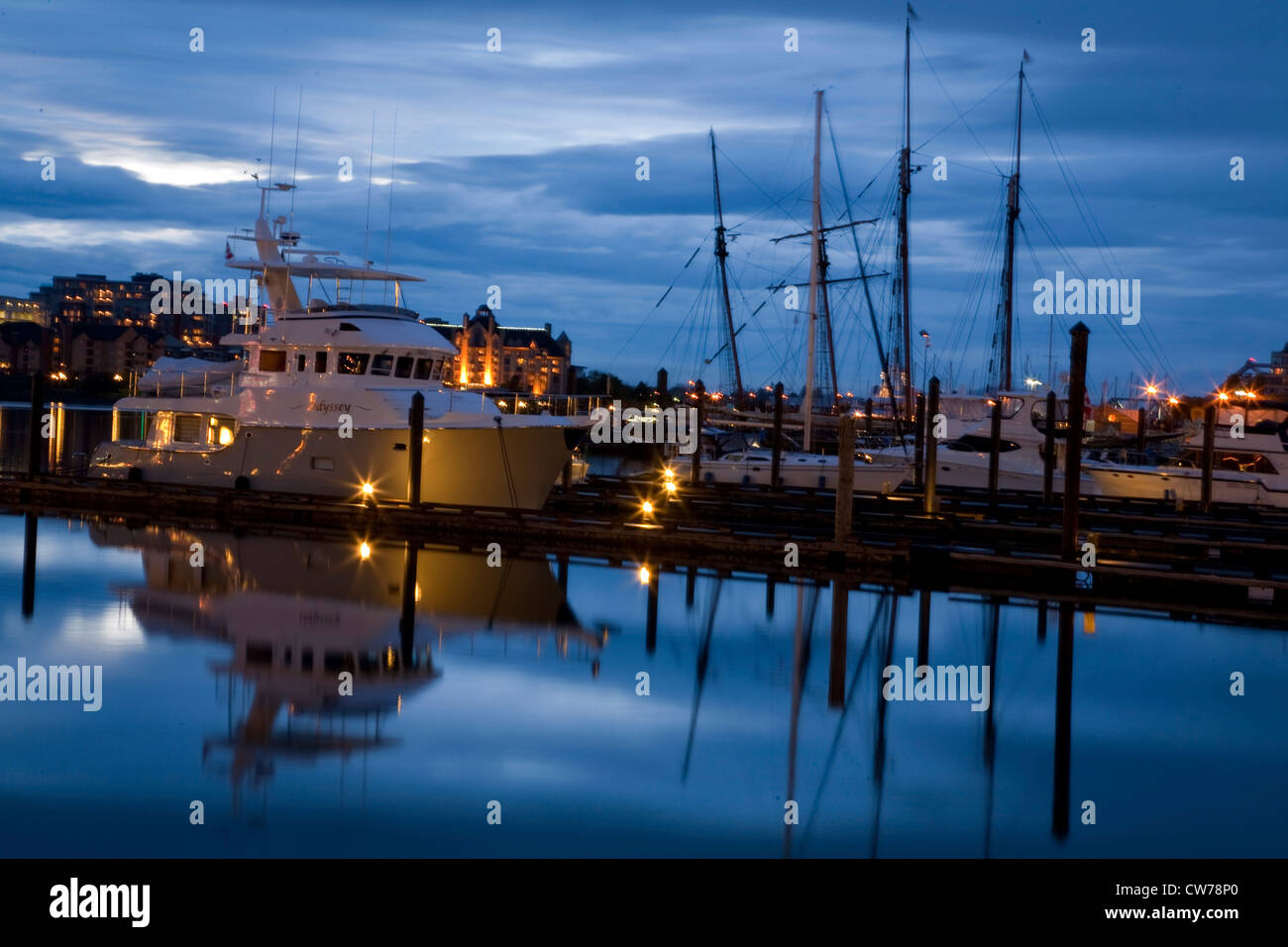 Schiffe segeln bei victoria harbor in der nacht Stockfotos und -bilder Kaufen - Alamy