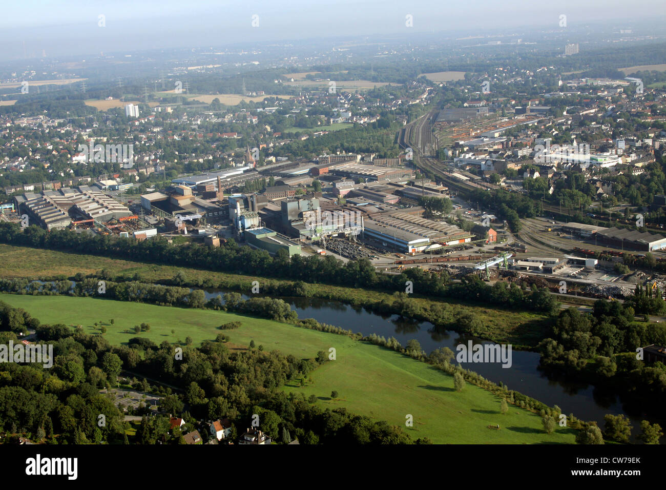 Links und witten stadt rechts im hintergrund -Fotos und -Bildmaterial ...